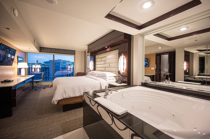 Jacuzzi Suite | Center Strip | Projection Screen - 