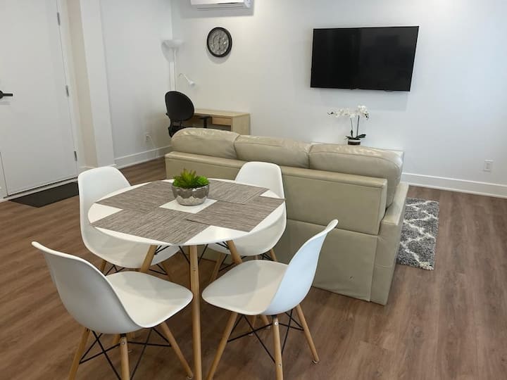 Newly Renovated Apartment. 8mins From Yul Airport. - Dorval