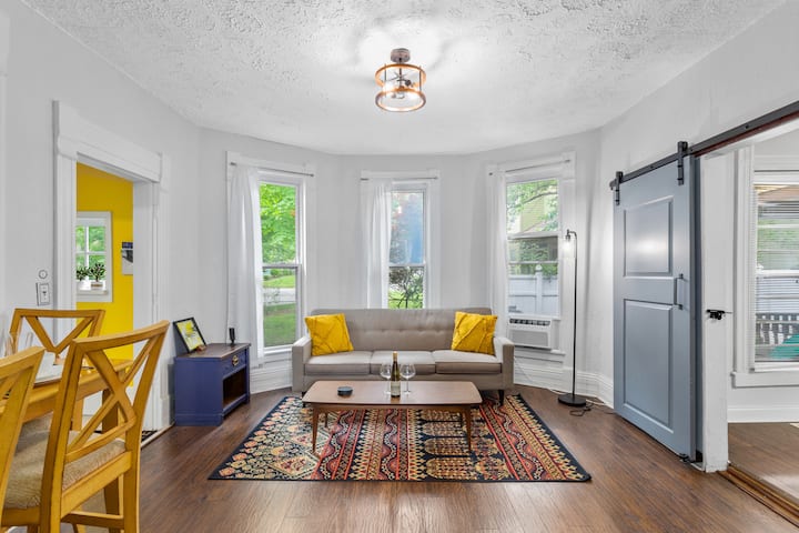 Stylish|king Bed|game Room|2bdrm|1 Mile To Dtwn| - Cleveland, OH