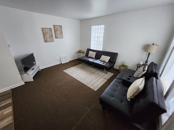 Lovely Ranch With Suburban Feel! - Burbank, IL