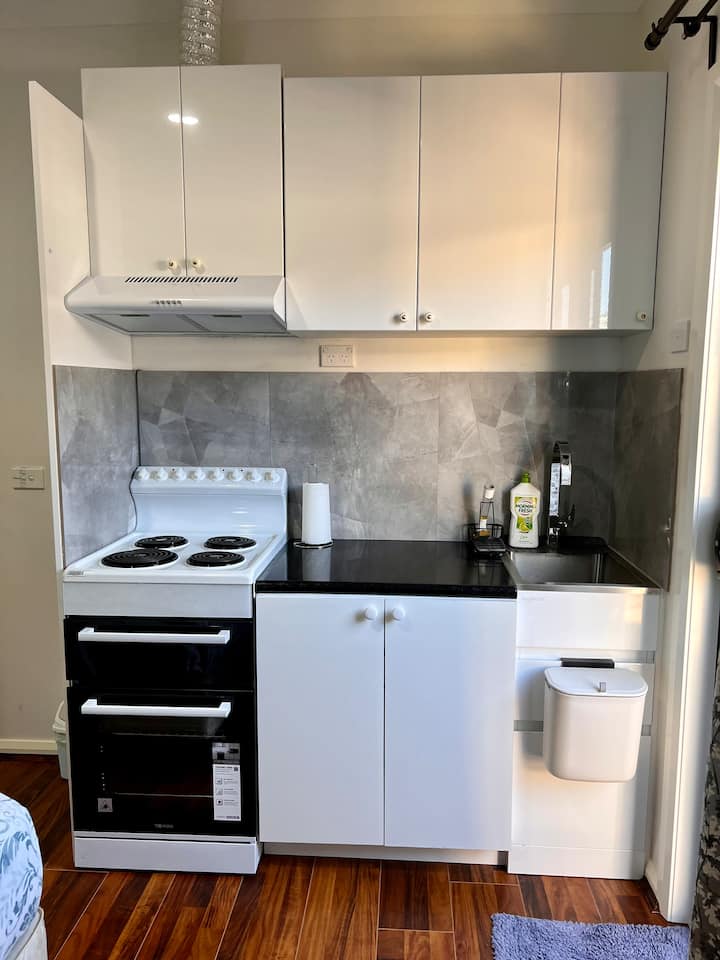 Studio Suite With Ensuite And Brand New Kitchen - Melbourne