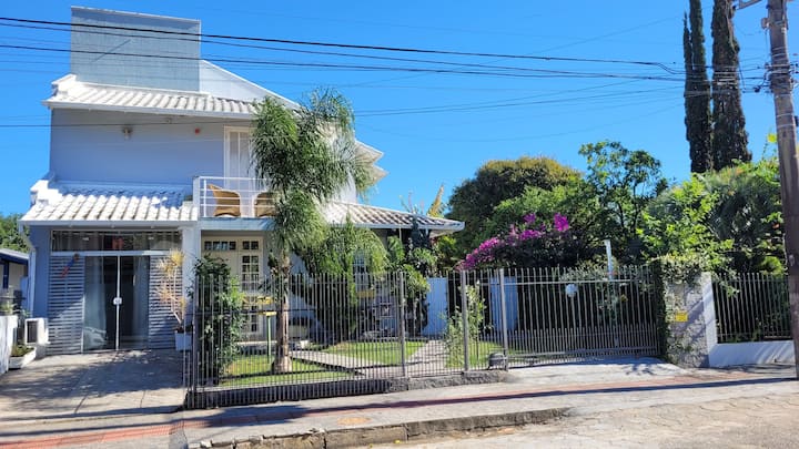 Microcasa C/ Estacionamento E Jardim - Florianópolis