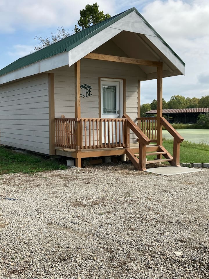 The Cube "Two Beds And A Roof" - Kingsville, MO