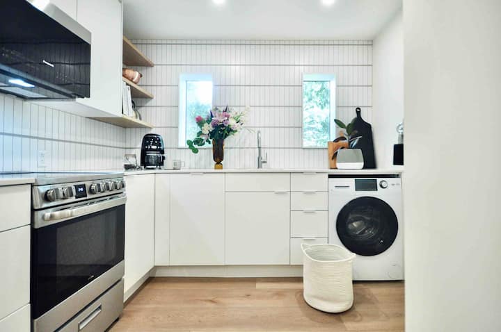 Lynn Valley Suite | North Vancouver - North Vancouver