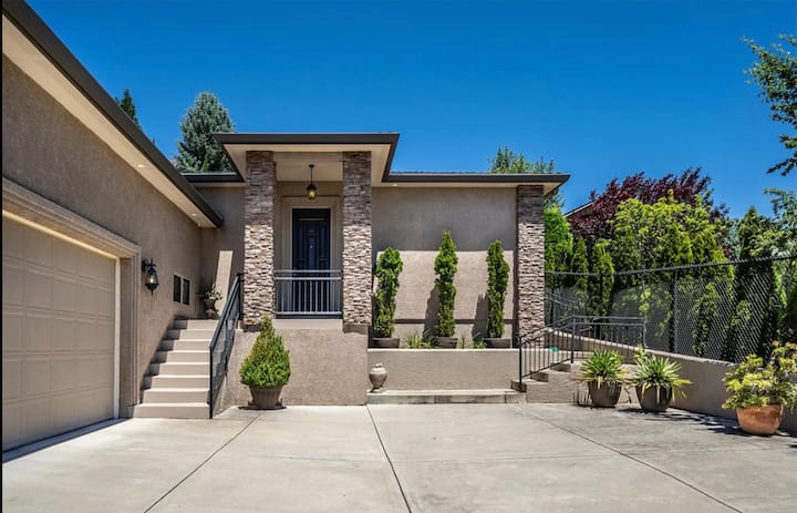 Luxe Dual Master Suite Guest Quarters - Medford, OR