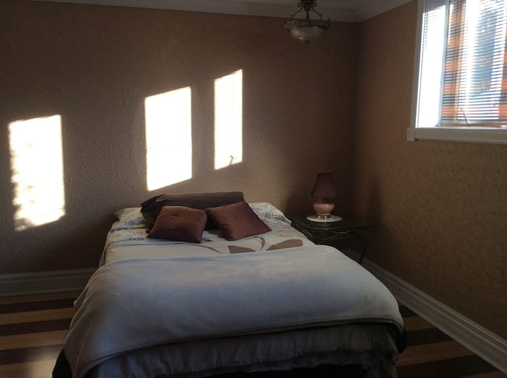 Spacious Bedroom In Family Home - Gatineau