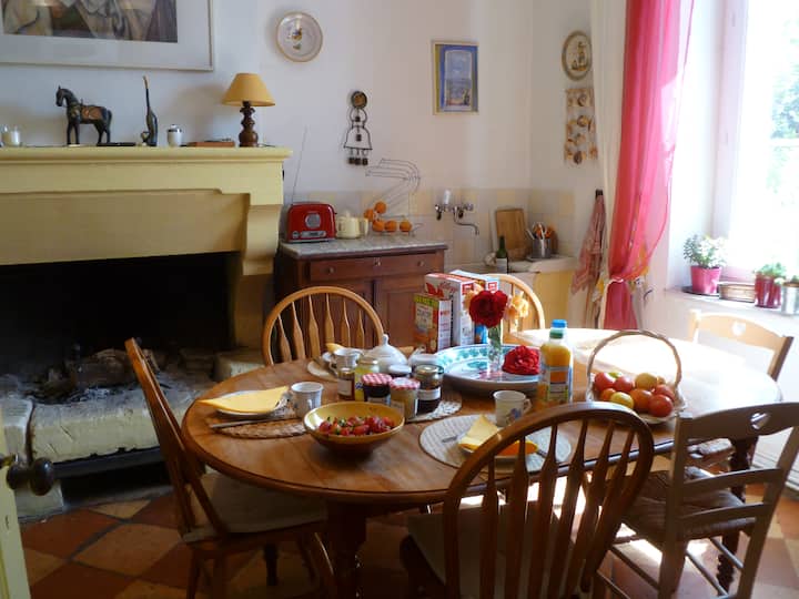 Provincial Charm Near Bordeaux - La Brède