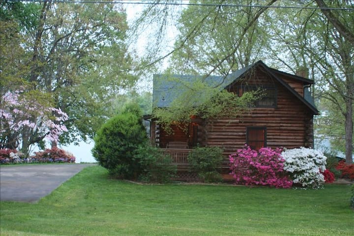 Mountain Style Lake Front Log Home - Lake Norman, Catawba