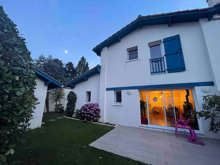 Très Jolie Maison Avec Jardin Au Centre D’anglet - Anglet