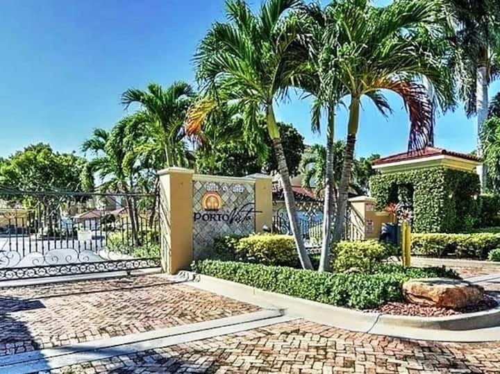 Beautiful, Modern Condo Minutes From Beaches - Cape Coral, FL