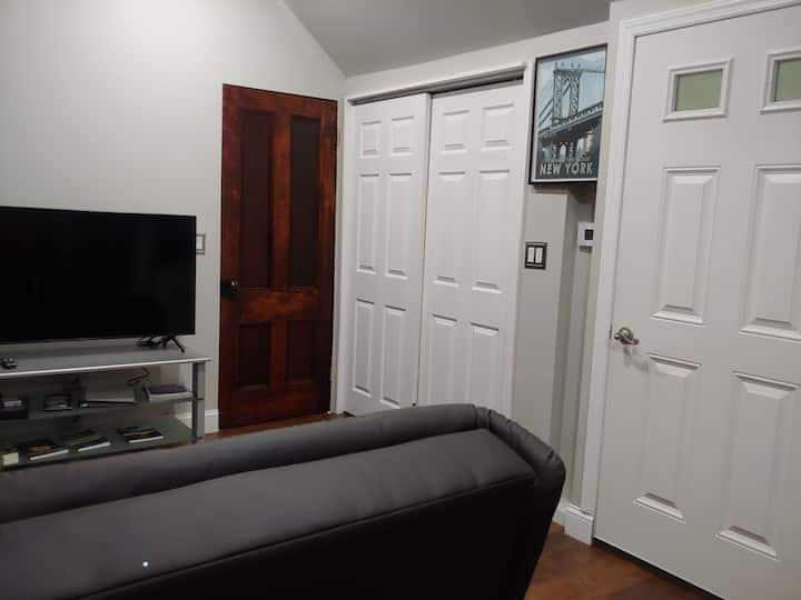 Cozy & Spacious 1 Bedroom Apt. W/ Parking. - The Bronx, NY
