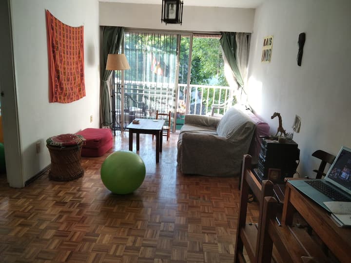 Amplio Apartamento En Pocitos Con Terraza. - Montevideo