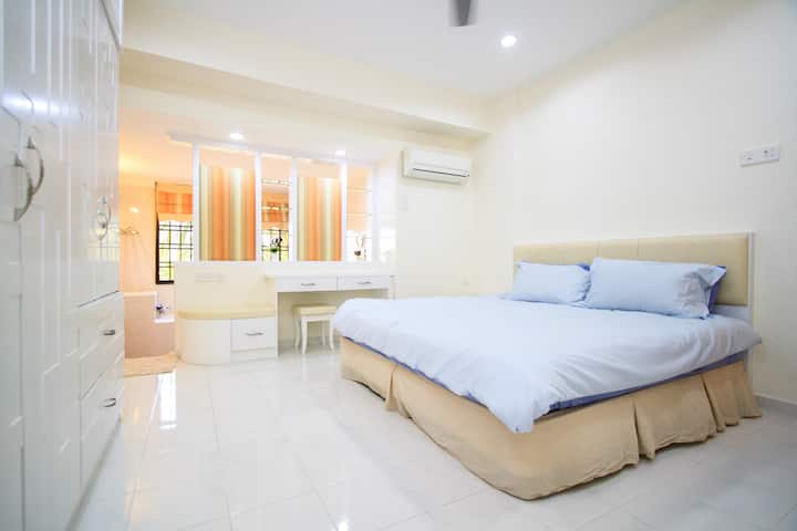 Spacious Family Apt Big Balcony & Pool - By Beach - Malaysia