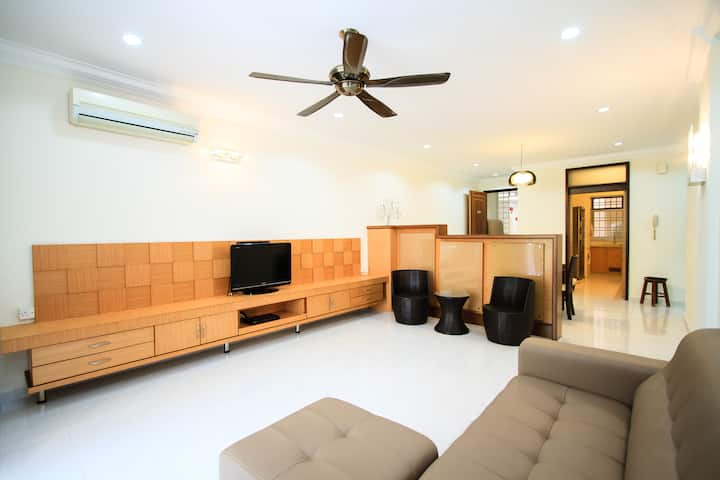 Spacious Family Apt Big Balcony & Pool - By Beach - Penang