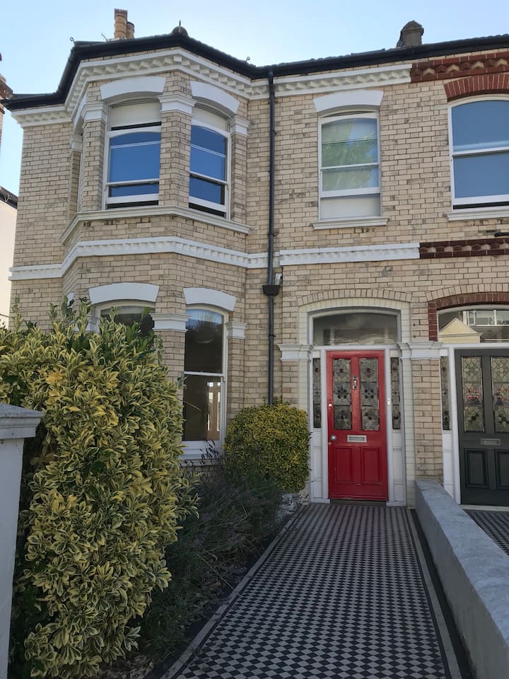 Gorgeous Ensuite Loft, Seconds From The Sea! - Hove
