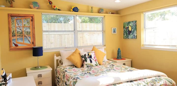 Cheerful Cottage, Fenced Private Patio, Near Beach - Sarasota