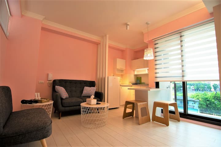 303天秤座雙人套房/附小廚房/獨立洗衣機/有配合租車店/鄰近火車站/南紡/成大 - Tainan City