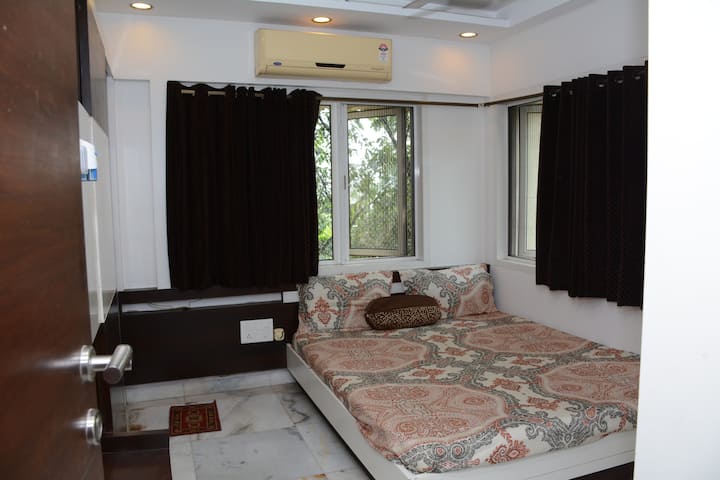 Bungalow Service Apt Rm 2 National Park, Borivali - ムンバイ