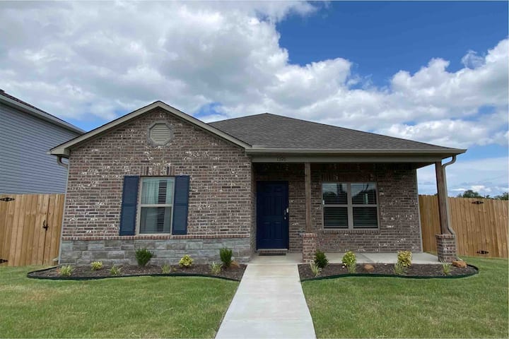 Cozy Three-bedroom Home 5 Minutes Away From Campus - Fayetteville, AR
