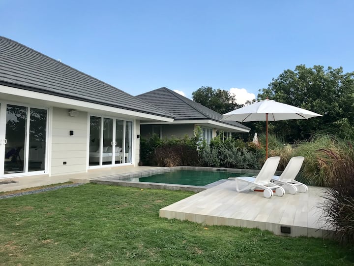 2-bedroom Private Beach Villa In Bataan - Morong