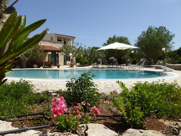 Family Villa Near Ostuni With Infinity-style Pool. - Puglia