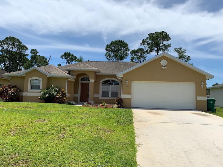 Pondside Rest And Relaxation - Port St. Lucie, FL