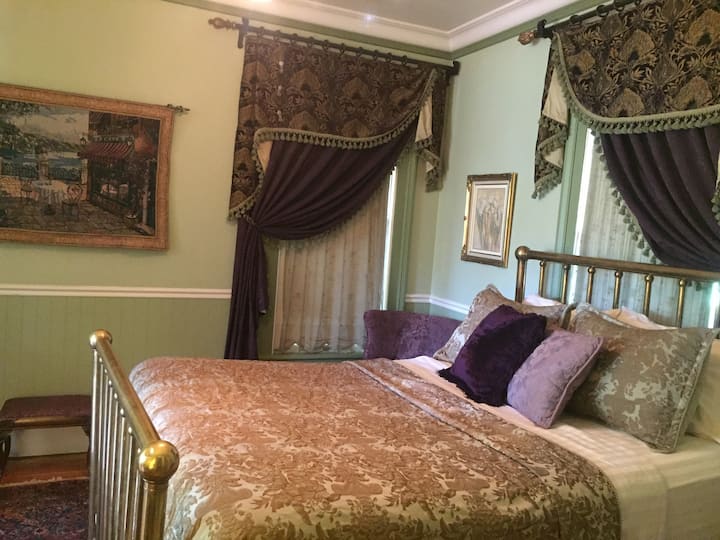 The Tapestry Room Rm # 4 - Weaverville, CA