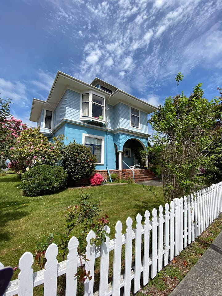 Victorian In Heart Of Arcata Features 8 Bedrooms - McKinleyville, CA
