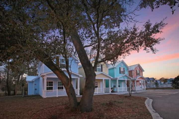 Luxury 3-br Home, Wifi & Pool, Steps To Beach - Myrtle Beach, SC