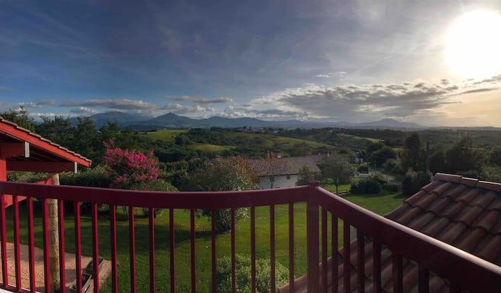 Gîte Basque T3 Vue Incroyable, Calme Et Piscine - Itxassou