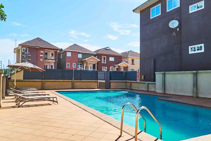 Stylish 2-bedroom Apt With Pool In North Ridge - 가나