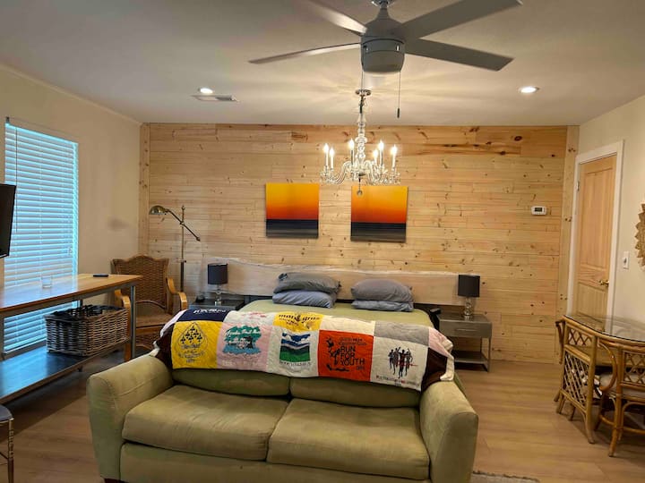 Spacious Suite 5 Min Drive To Beach Or Downtown - Gulf Breeze, FL