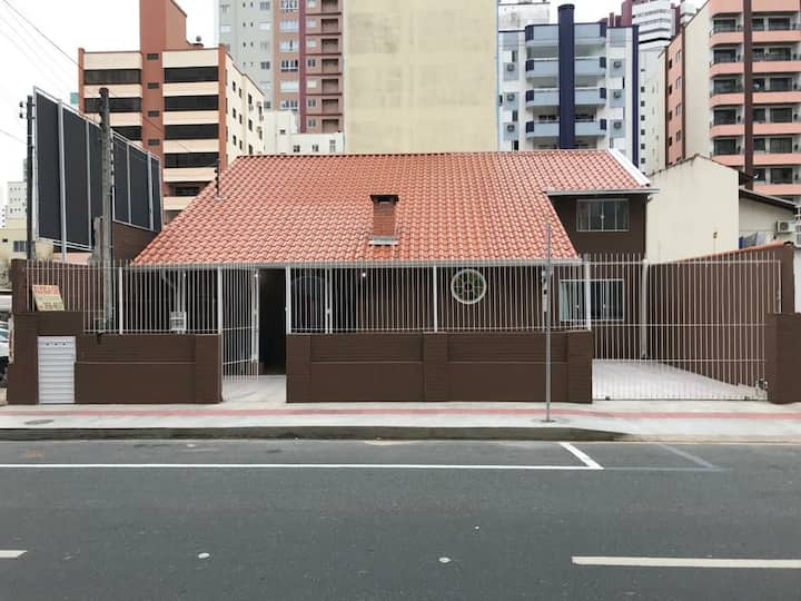 Casa 9 Dorm. Climatizados, 3 Vagas Camionete, Wifi - Balneário Camboriú