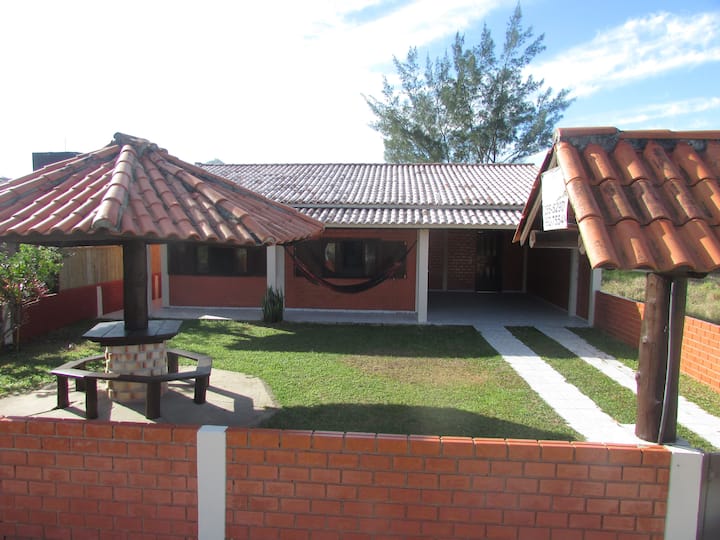 Casa Com 3 Quartos (2 Suítes), Com Ar E Wifi. - Imbituba