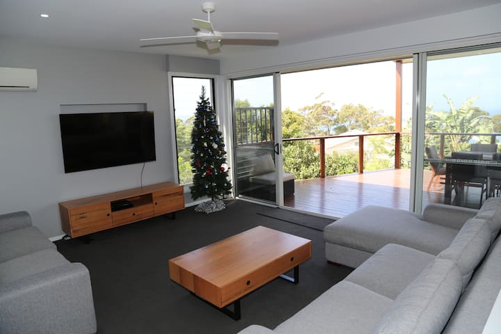 Kailani Beach House, A Beautifully Presented Coastal Home Overlooking Jervis Bay - Vincentia