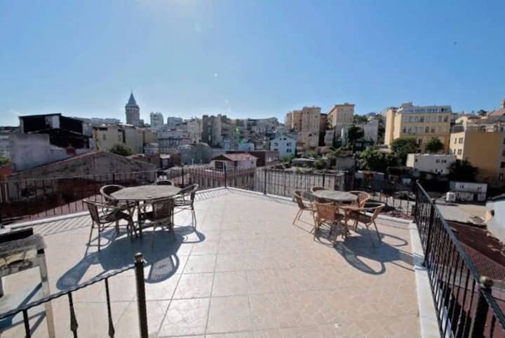 High Ceiling Historical Flat With Rooftop Terrace - İstanbul