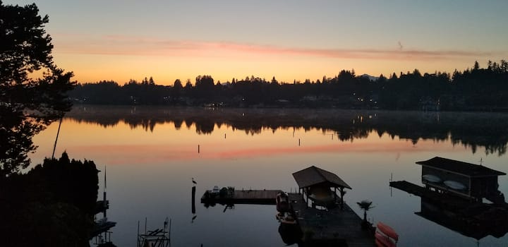 Waterfront Apt With Stylish Decor, 1 Bedroom Plus. - Everett, WA