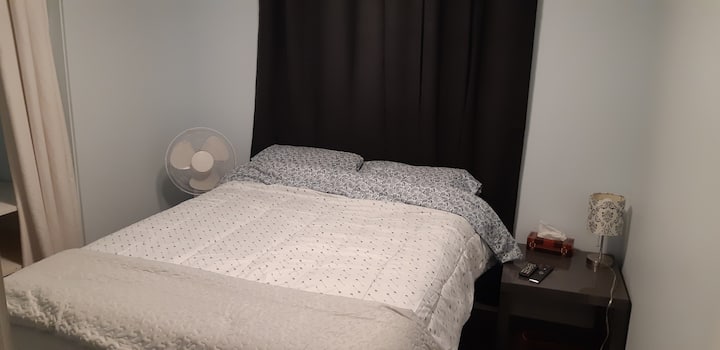 Private Room With Double Bed And Kitchen Access - Grande Prairie