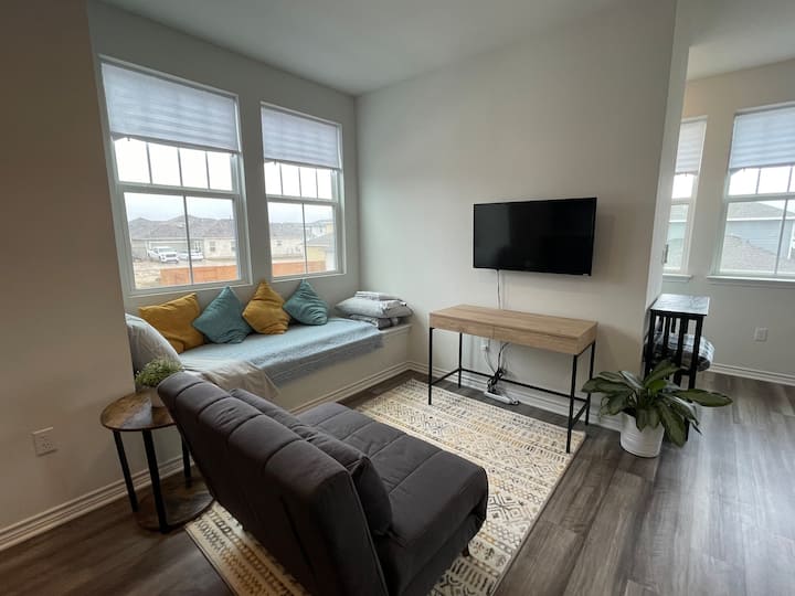 Bright & Spacious East Atx Studio - Austin, TX