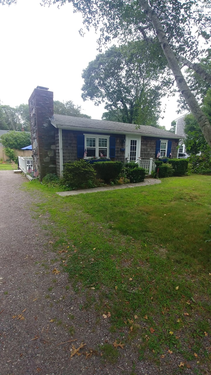 Quaint Cottage Within Walking Distance From Beach - Woods Hole, MA