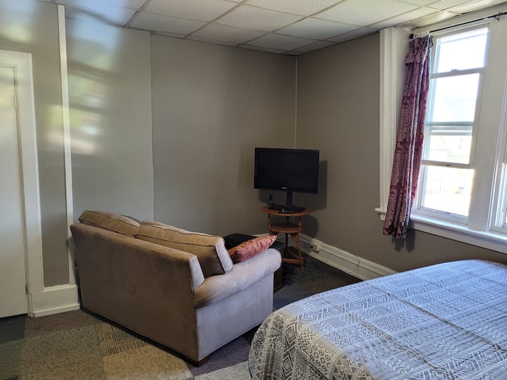 Private Room #1 In Downtown Buffalo, With Parking. - Buffalo, NY