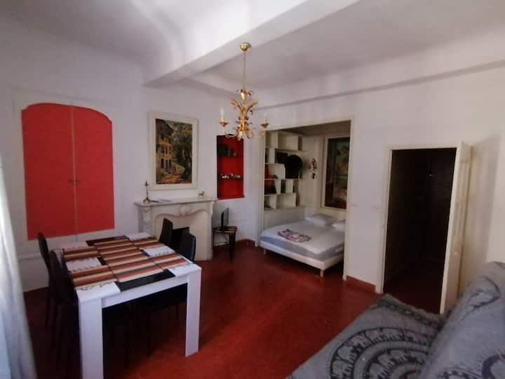 Appartement Situé Au Cœur Du Village Une Salle D'eau Cuisine Un Clic Clac Possibilité Couple Avec Un Enfant Parking Gratuit A Proximité - Castellane