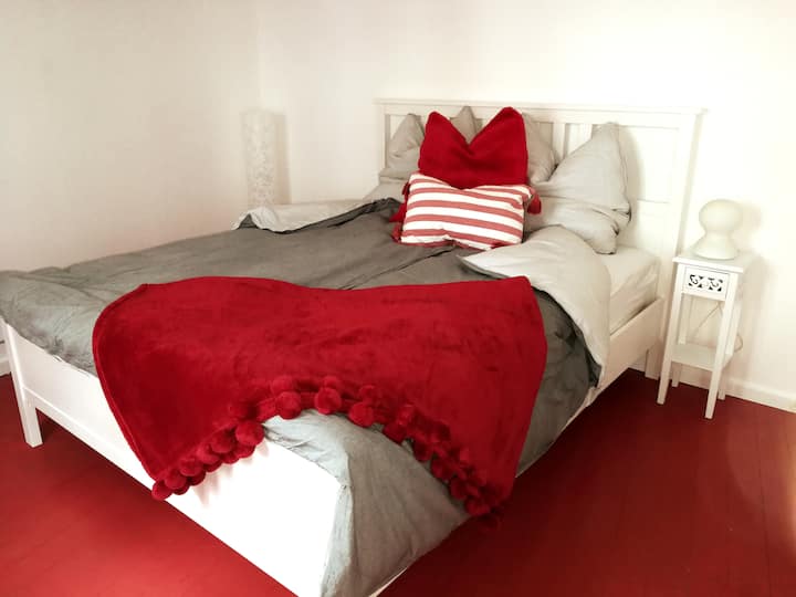 Red Room Im Guesthouse Burbacher Hof - Bonn