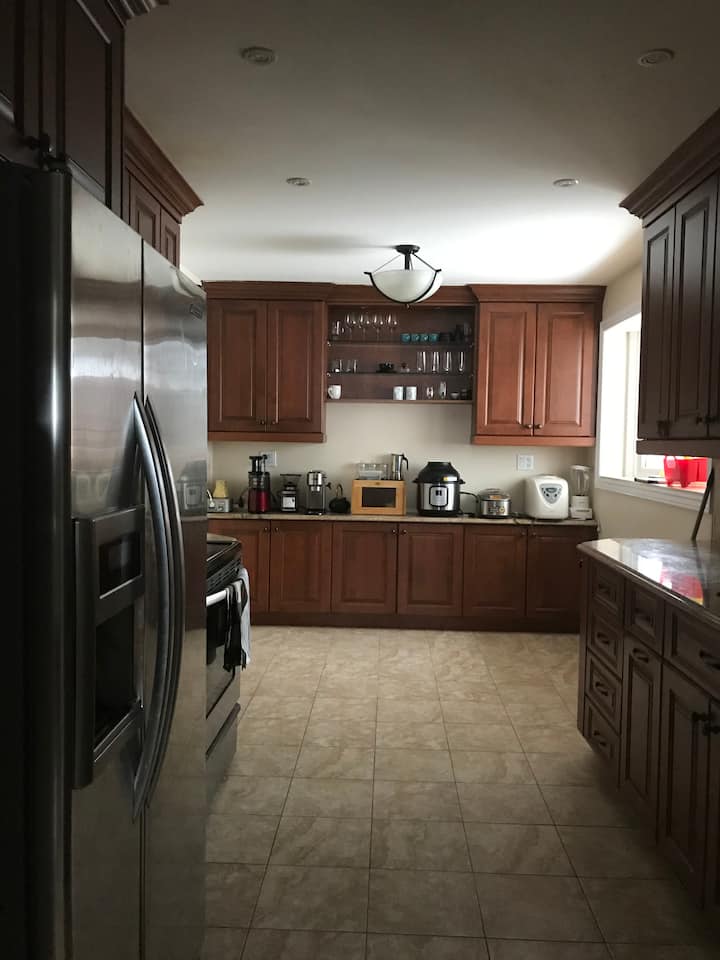 Large Private Room For 1-3 People On Upper Floor - Markham, Canada