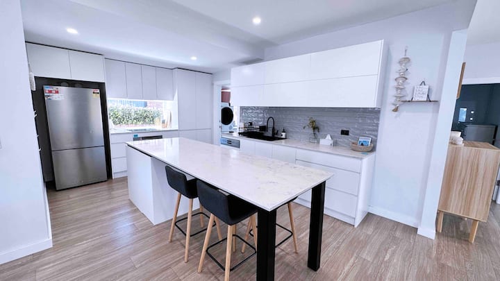 Gorgeous Home- 1 Min From Beach! - Sutherland Shire