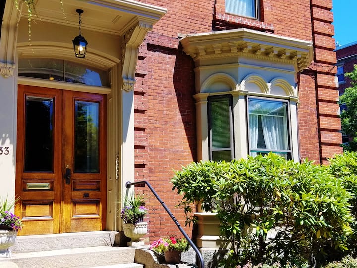 Elegant, Sunny, 2 Bedroom Townhouse Apartment, - Portland