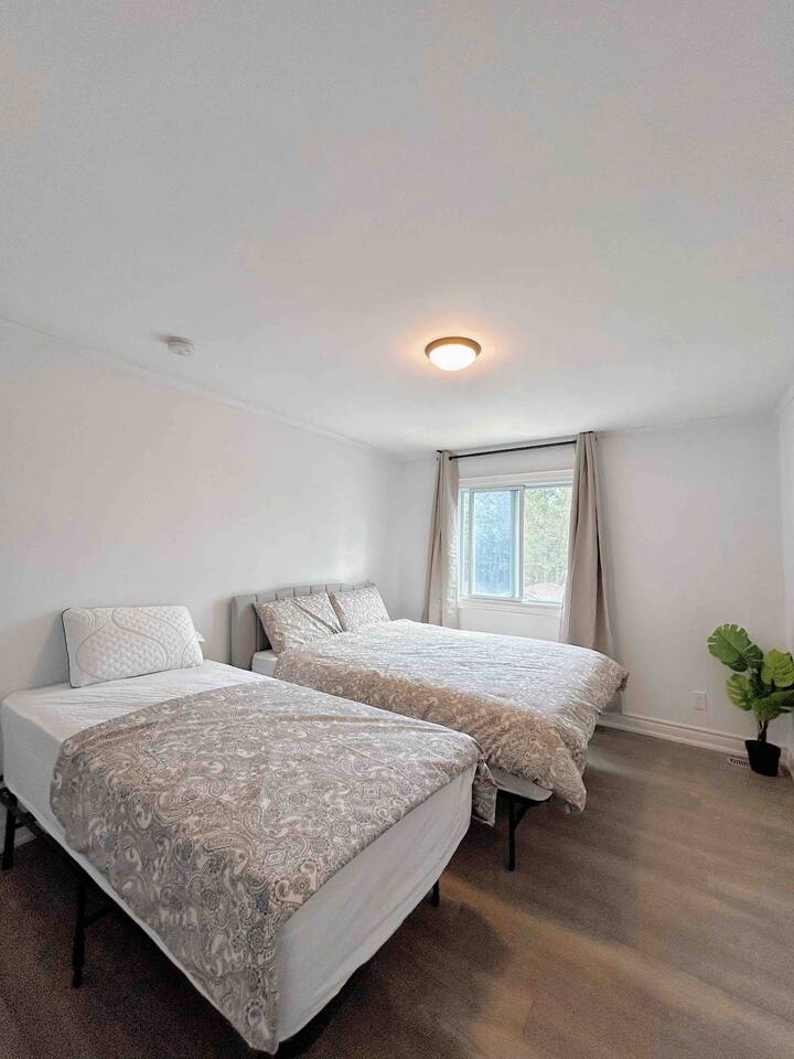 Close Airport Room For Rent ( Two Beds) - Mississauga