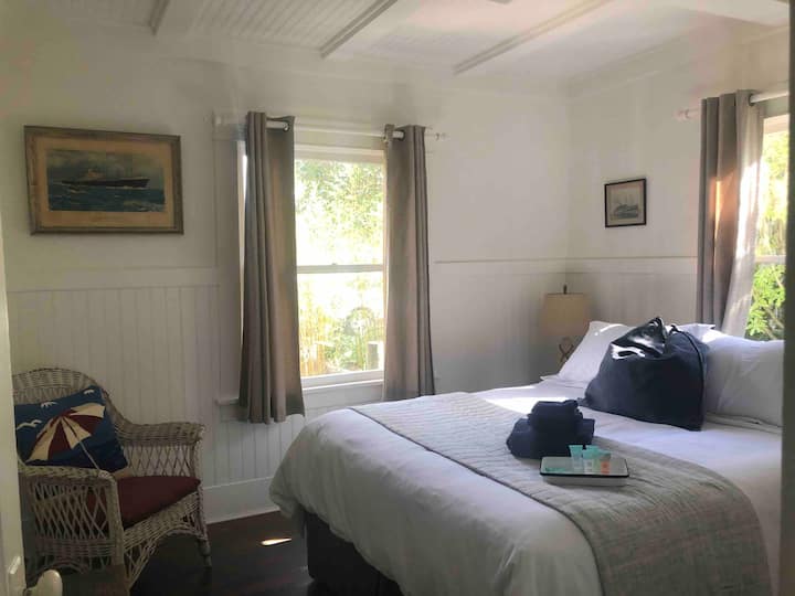 The Commodore’s Cottage, Stroll Twin Lakes Beach - Santa Cruz, CA