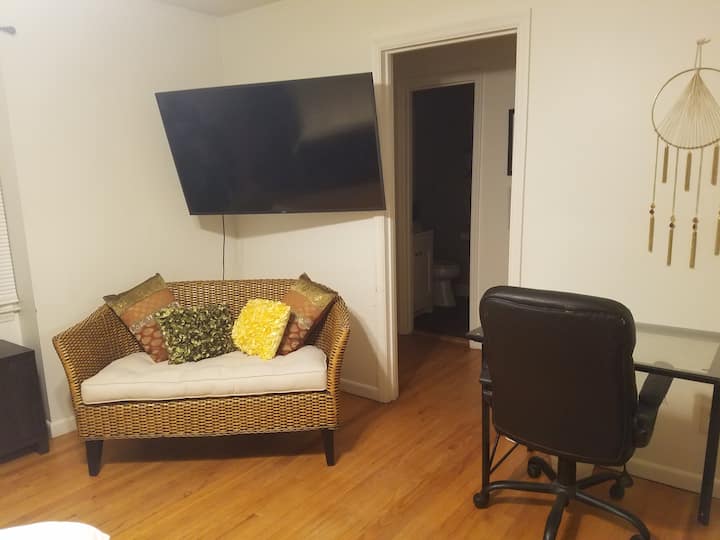 Peaceful 1-bedroom With Private Bathroom. - Greenville, SC
