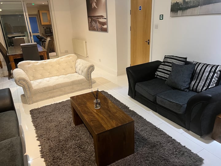 Spacious 6 Bedroom House With Parking - Dartford